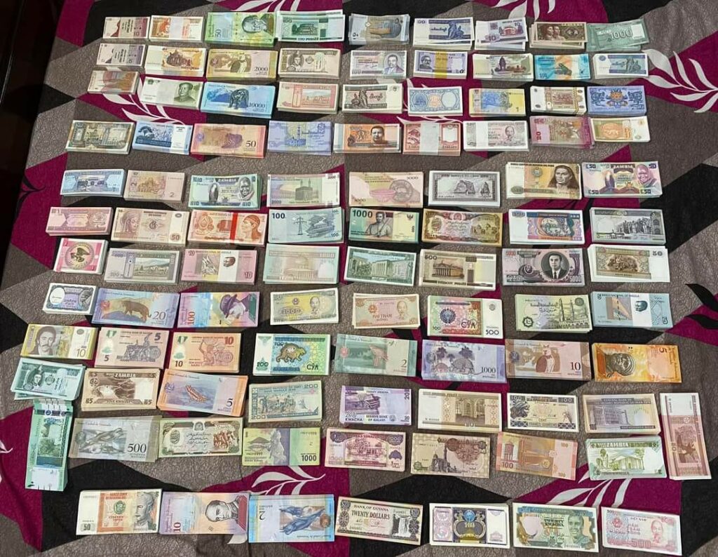 Set of 100 different foreign Banknotes - coinsstuff